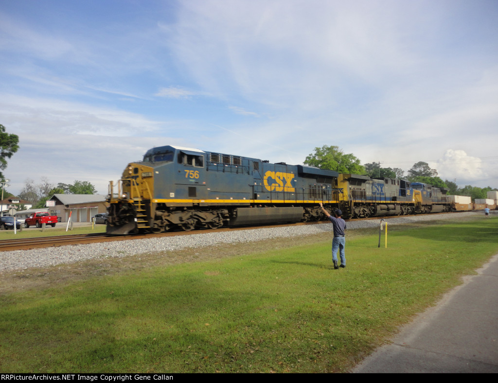 CSX 756, CSX 513, and CSX 9027 leads Q026-05 northbound into Folkston